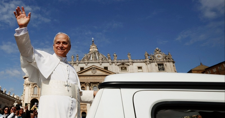 What Does the Pope Wear? A Guide to Papal Garments and Their Meanings ...